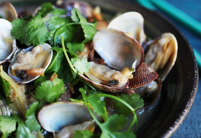 Ginger and Mushroom Wined Clams Recipe | Food Network UK